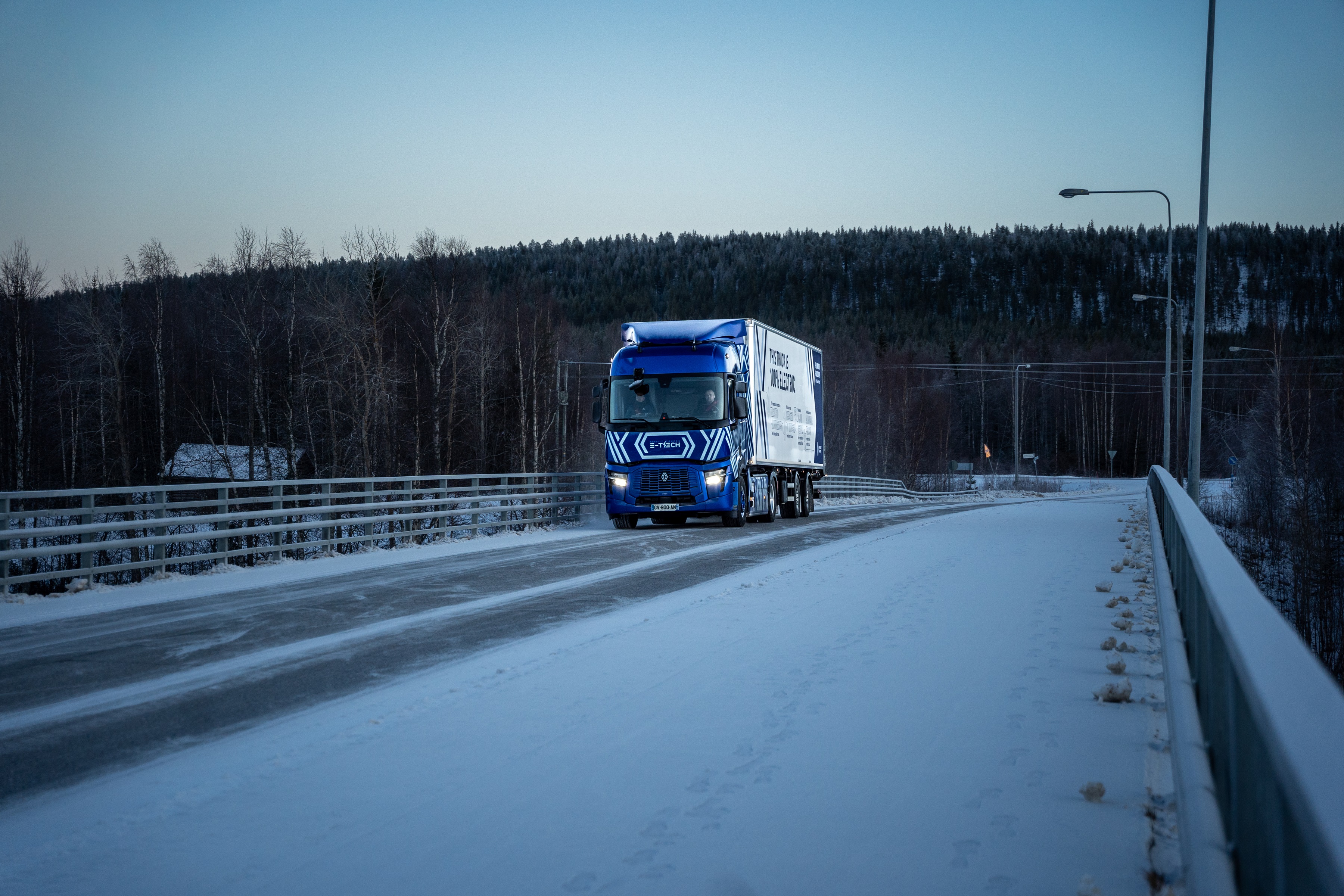 IN FINNLANDS EXTREMER KÄLTE TROTZT DER RENAULT TRUCKS E-TECH T DIAMOND ...